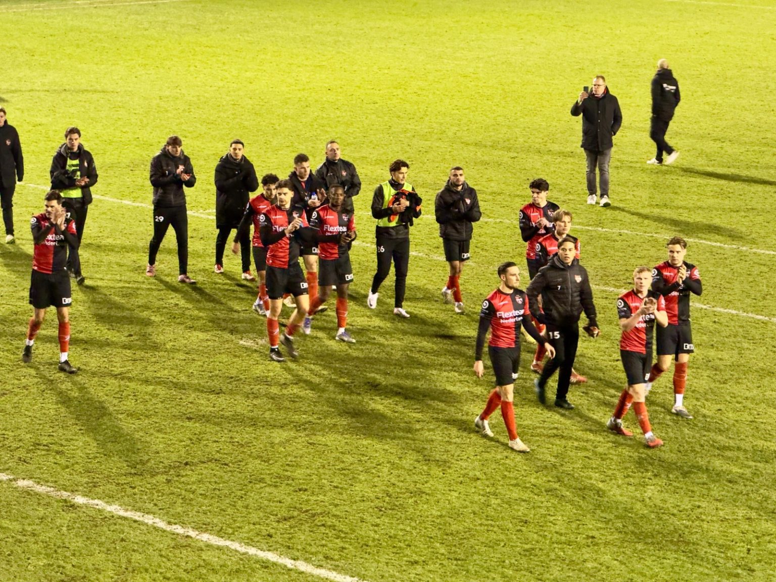 Genoten van de bekerwedstrijd van zijn favoriete voetbalclub De ...