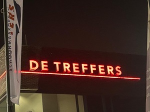 Genoten van de bekerwedstrijd van zijn favoriete voetbalclub De ...