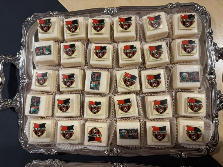 Genoten van de bekerwedstrijd van zijn favoriete voetbalclub De ...